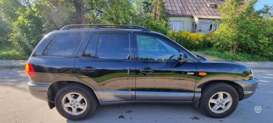 Black Hyundai Santa Fe 2003 in Vilnius, with an engine capacity of 1.99 L and mileage of 198 thousand km for 1800 €, photo 4 on AUTOMOTO.COM.LV