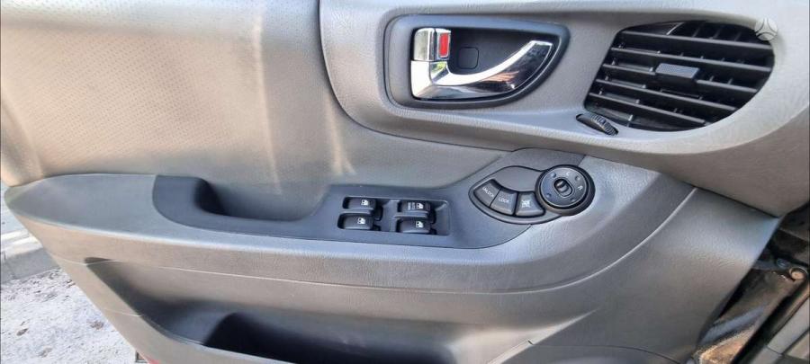 Black Hyundai Santa Fe 2003 in Vilnius, with an engine capacity of 1.99 L and mileage of 198 thousand km for 1800 €, photo 7 on AUTOMOTO.COM.LV