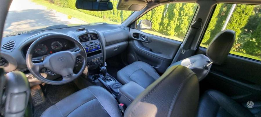 Black Hyundai Santa Fe 2003 in Vilnius, with an engine capacity of 1.99 L and mileage of 198 thousand km for 1800 €, photo 8 on AUTOMOTO.COM.LV