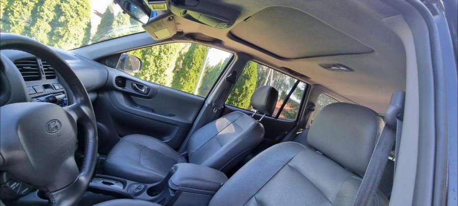 Black Hyundai Santa Fe 2003 in Vilnius, with an engine capacity of 1.99 L and mileage of 198 thousand km for 1800 €, photo 10 on AUTOMOTO.COM.LV