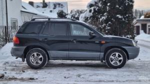Black Hyundai Santa Fe 2004 in Vilnius, with an engine capacity of 2.00 L and mileage of 419 thousand km for 1650 €, photo 2 on AUTOMOTO.COM.LV