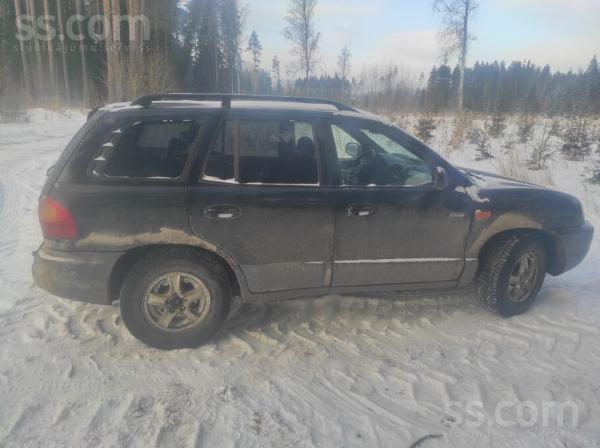Black Hyundai Santa Fe 2004 in Valka, with an engine capacity of 2.00 L and mileage of 431 thousand km for 1600 €, photo 6 on AUTOMOTO.COM.LV