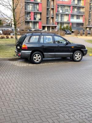 Melns Hyundai Santa Fe 2004 Rīga, ar dzinēja tilpumu 2.40 L un nobraukumu 0 tūkst. km par 1400 €, foto  vietnē AUTOMOTO.COM.LV