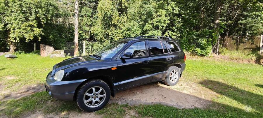 Black Hyundai Santa Fe 2004 in Siauliai, with an engine capacity of 2.40 L and mileage of 213 thousand km for 900 €, photo 1 on AUTOMOTO.COM.LV