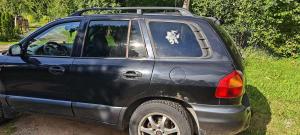 Black Hyundai Santa Fe 2004 in Siauliai, with an engine capacity of 2.40 L and mileage of 213 thousand km for 900 €, photo 4 on AUTOMOTO.COM.LV