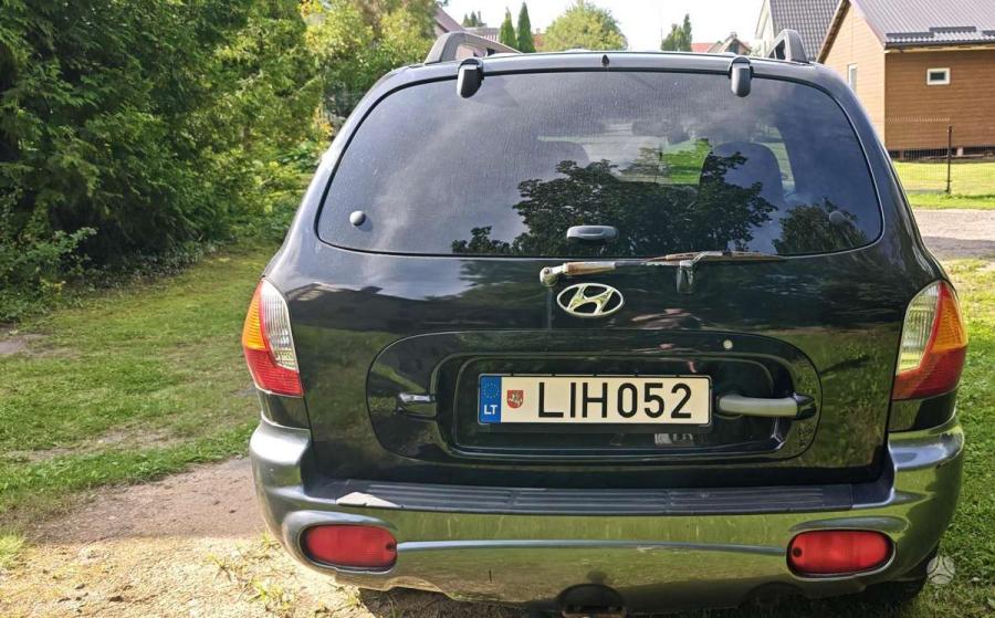 Black Hyundai Santa Fe 2004 in Siauliai, with an engine capacity of 2.40 L and mileage of 213 thousand km for 900 €, photo 5 on AUTOMOTO.COM.LV