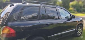 Black Hyundai Santa Fe 2004 in Siauliai, with an engine capacity of 2.40 L and mileage of 213 thousand km for 900 €, photo 6 on AUTOMOTO.COM.LV