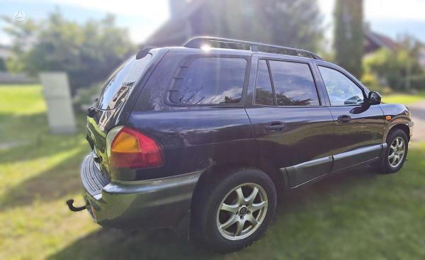 Black Hyundai Santa Fe 2004 in Siauliai, with an engine capacity of 2.40 L and mileage of 213 thousand km for 900 €, photo 7 on AUTOMOTO.COM.LV