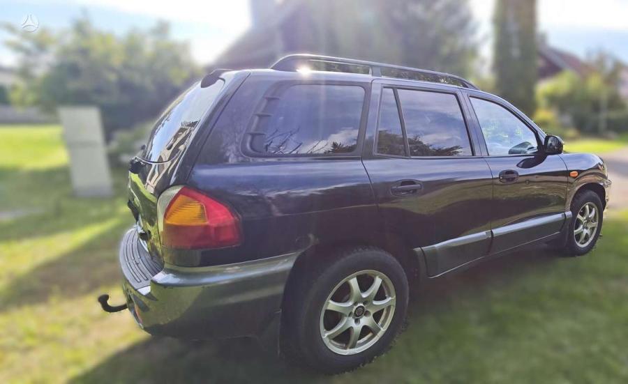 Black Hyundai Santa Fe 2004 in Siauliai, with an engine capacity of 2.40 L and mileage of 213 thousand km for 900 €, photo 7 on AUTOMOTO.COM.LV
