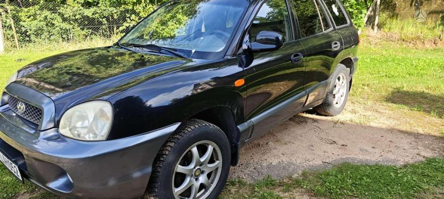 Black Hyundai Santa Fe 2004 in Siauliai, with an engine capacity of 2.40 L and mileage of 213 thousand km for 900 €, photo 12 on AUTOMOTO.COM.LV