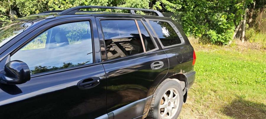 Black Hyundai Santa Fe 2004 in Siauliai, with an engine capacity of 2.40 L and mileage of 213 thousand km for 900 €, photo 13 on AUTOMOTO.COM.LV