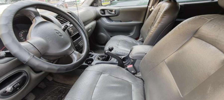 Black Hyundai Santa Fe 2004 in Siauliai, with an engine capacity of 2.40 L and mileage of 213 thousand km for 900 €, photo 16 on AUTOMOTO.COM.LV