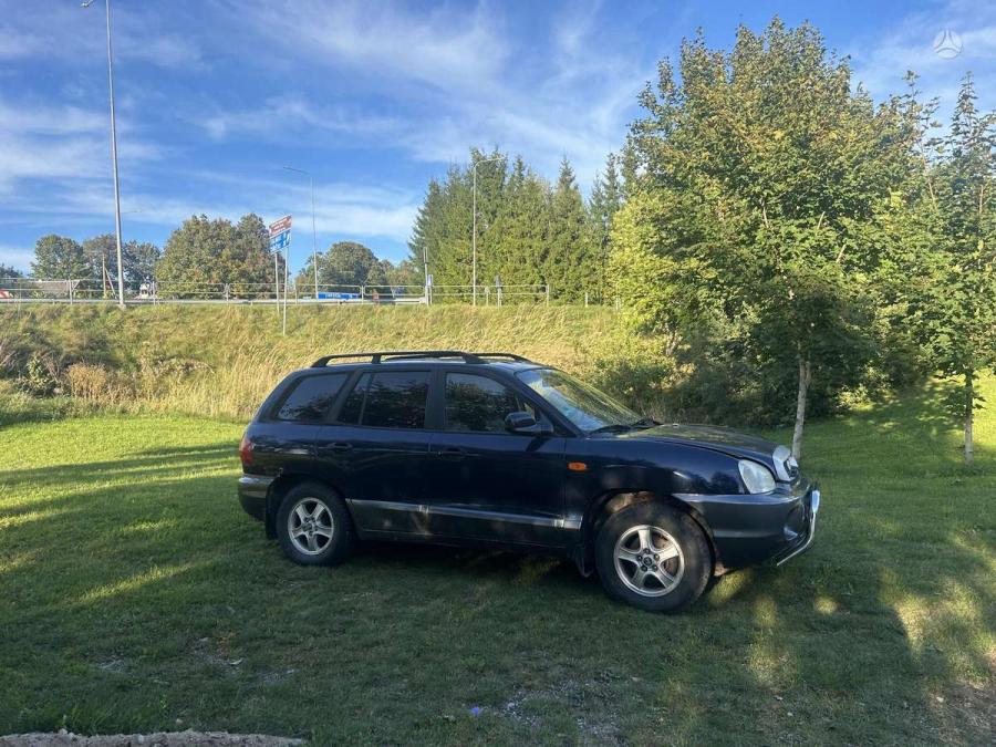Black Hyundai Santa Fe 2004 in Zarasai, with an engine capacity of 2.35 L and mileage of 270 thousand km for 850 €, photo 1 on AUTOMOTO.COM.LV