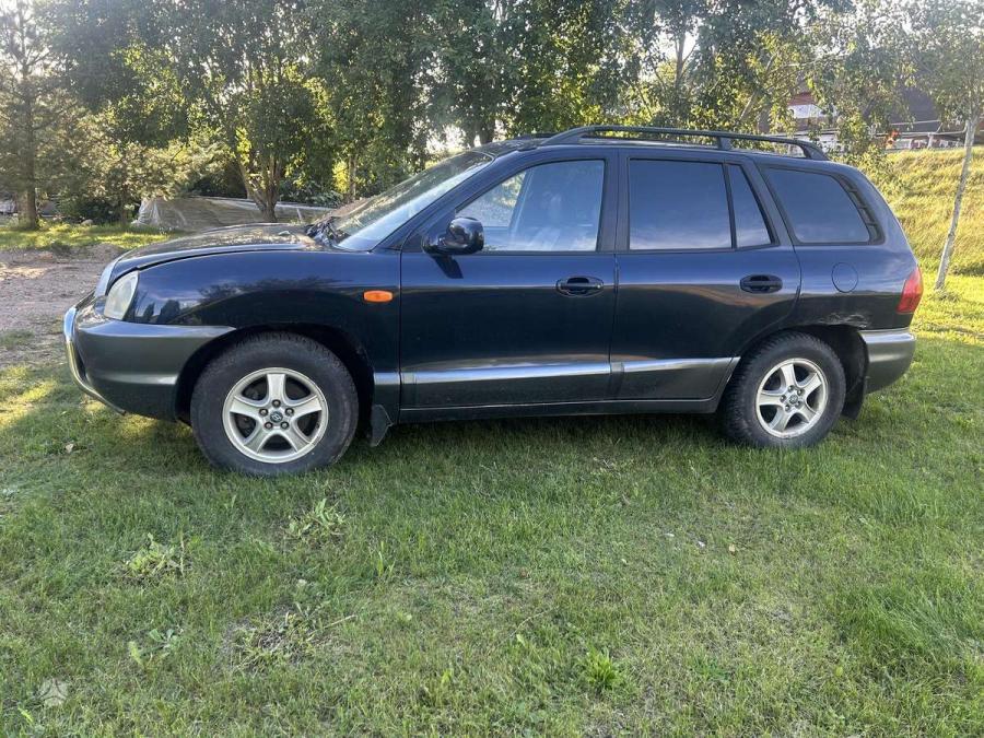 Black Hyundai Santa Fe 2004 in Zarasai, with an engine capacity of 2.35 L and mileage of 270 thousand km for 850 €, photo 3 on AUTOMOTO.COM.LV