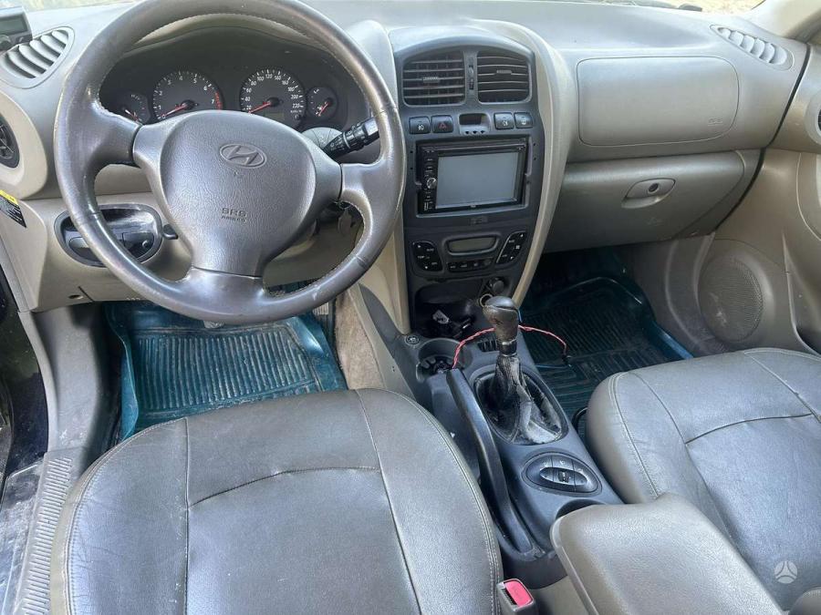 Black Hyundai Santa Fe 2004 in Zarasai, with an engine capacity of 2.35 L and mileage of 270 thousand km for 850 €, photo 7 on AUTOMOTO.COM.LV