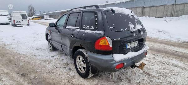 Black Hyundai Santa Fe 2005 in Vilnius, with an engine capacity of 1.99 L and mileage of 319 thousand km for 1000 €, photo 4 on AUTOMOTO.COM.LV