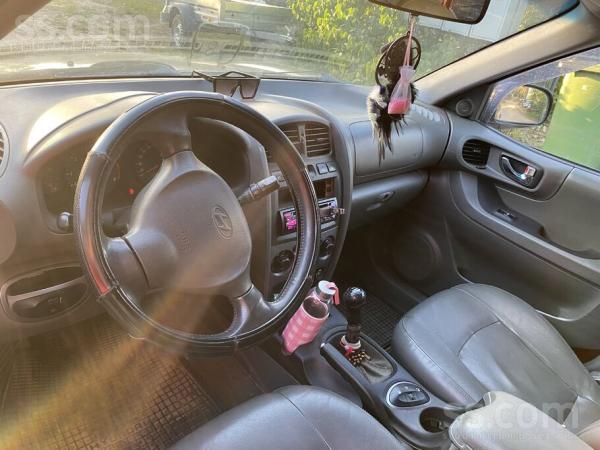 Melns Hyundai Santa Fe 2005 Ventspils, ar dzinēja tilpumu 2.00 L un nobraukumu 287 tūkst. km par 1100 €, foto 3 vietnē AUTOMOTO.COM.LV