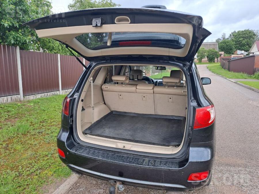 Black Hyundai Santa Fe 2006 in Daugavpils, with an engine capacity of 2.20 L and mileage of 212 thousand km for 7350 €, photo 9 on AUTOMOTO.COM.LV