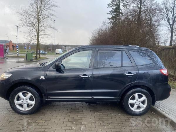Black Hyundai Santa Fe 2006 in Rezekne, with an engine capacity of 2.20 L and mileage of 277 thousand km for 3600 €, photo 1 on AUTOMOTO.COM.LV