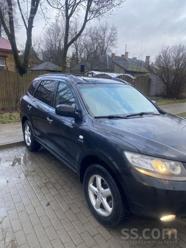 Black Hyundai Santa Fe 2006 in Rezekne, with an engine capacity of 2.20 L and mileage of 277 thousand km for 3600 €, photo 4 on AUTOMOTO.COM.LV
