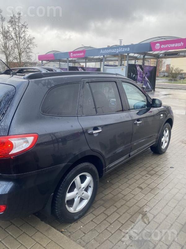 Black Hyundai Santa Fe 2006 in Rezekne, with an engine capacity of 2.20 L and mileage of 277 thousand km for 3600 €, photo 6 on AUTOMOTO.COM.LV