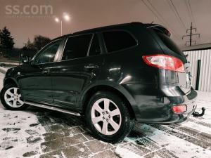 Black Hyundai Santa Fe 2006 in Riga, with an engine capacity of 2.20 L and mileage of 318 thousand km for 3150 €, photo 2 on AUTOMOTO.COM.LV