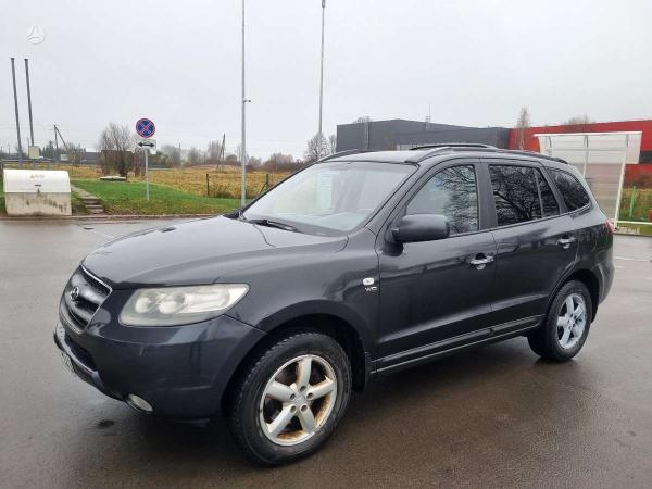 Black Hyundai Santa Fe 2006 in Taurage, with an engine capacity of 2.19 L and mileage of 272 thousand km for 2150 €, photo 1 on AUTOMOTO.COM.LV