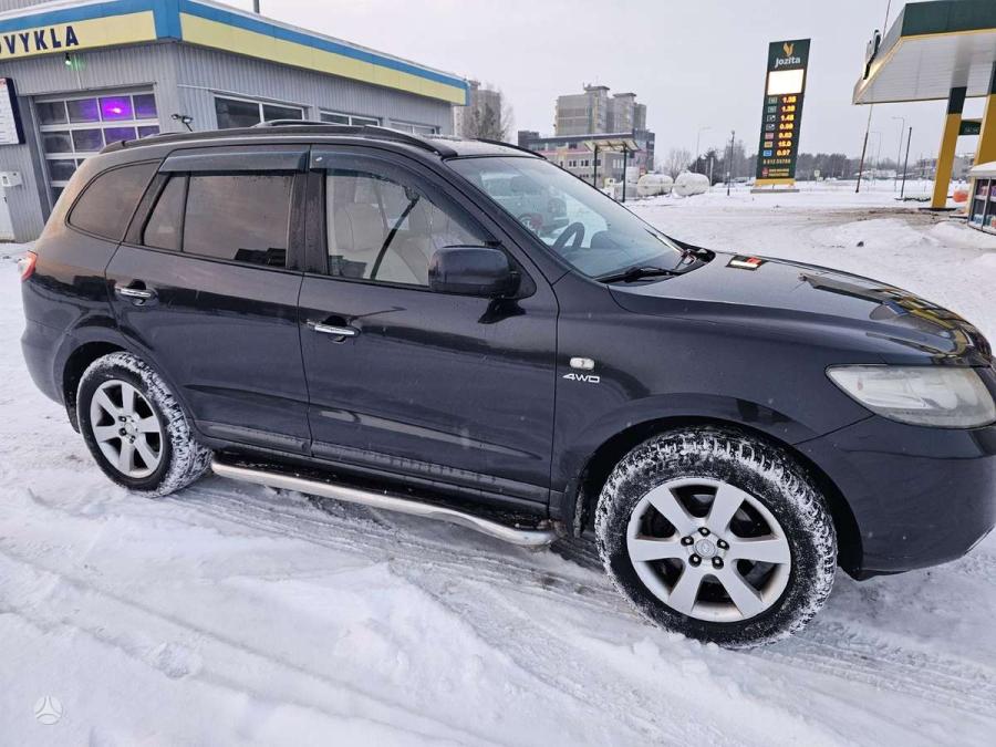 Black Hyundai Santa Fe 2006 in Kaunas, with an engine capacity of 2.20 L and mileage of 369 thousand km for 3650 €, photo 1 on AUTOMOTO.COM.LV