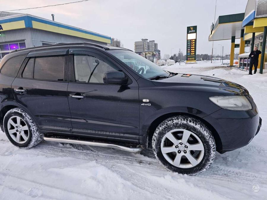 Black Hyundai Santa Fe 2006 in Kaunas, with an engine capacity of 2.20 L and mileage of 369 thousand km for 3650 €, photo 5 on AUTOMOTO.COM.LV