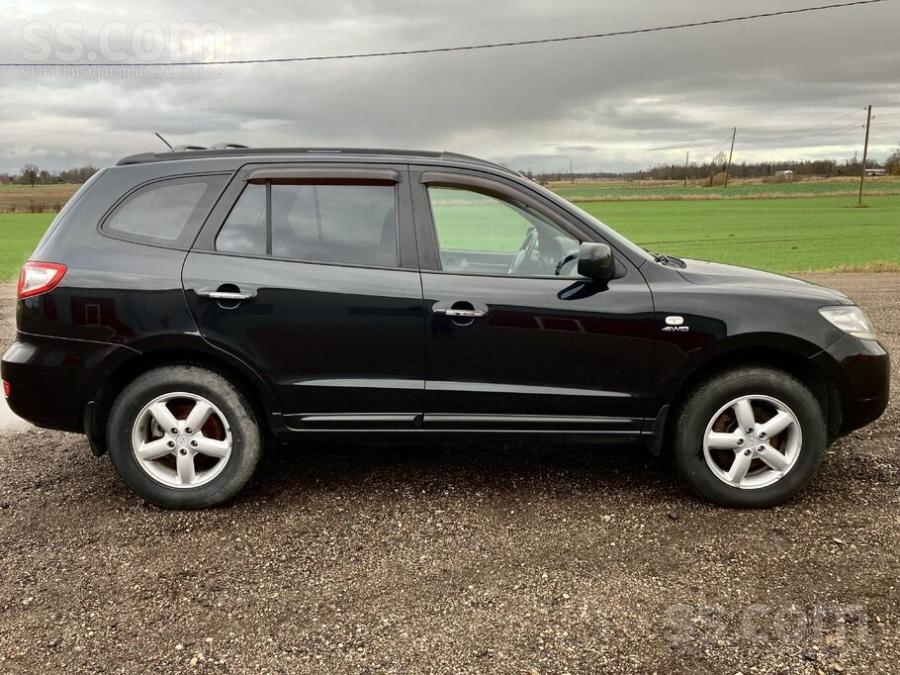 Black Hyundai Santa Fe 2006 in Talsi, with an engine capacity of 2.20 L and mileage of 275 thousand km for 3700 €, photo 3 on AUTOMOTO.COM.LV