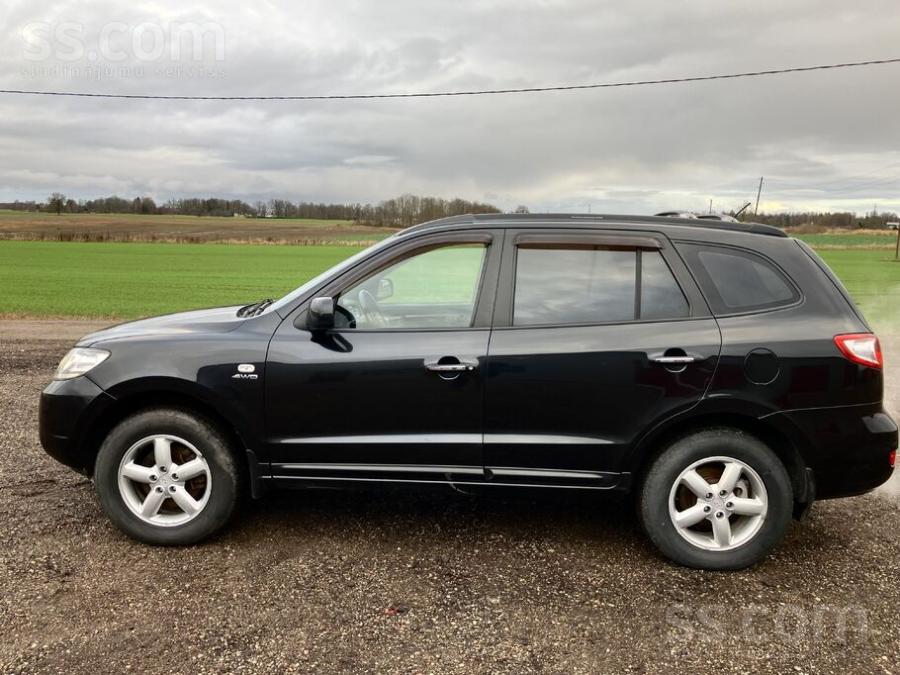 Black Hyundai Santa Fe 2006 in Talsi, with an engine capacity of 2.20 L and mileage of 275 thousand km for 3700 €, photo 6 on AUTOMOTO.COM.LV