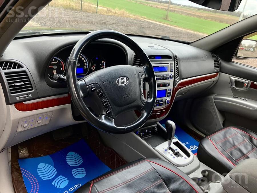 Black Hyundai Santa Fe 2006 in Talsi, with an engine capacity of 2.20 L and mileage of 275 thousand km for 3700 €, photo 11 on AUTOMOTO.COM.LV