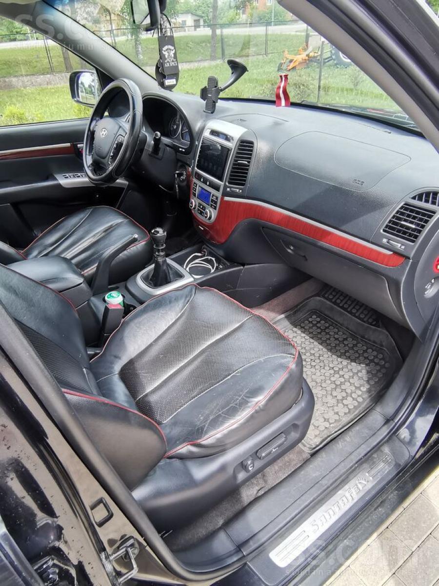 Black Hyundai Santa Fe 2006 in Kraslava, with an engine capacity of 2.20 L and mileage of 289 thousand km for 4350 €, photo 12 on AUTOMOTO.COM.LV