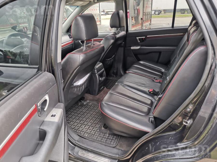 Black Hyundai Santa Fe 2006 in Kraslava, with an engine capacity of 2.20 L and mileage of 289 thousand km for 4350 €, photo 14 on AUTOMOTO.COM.LV