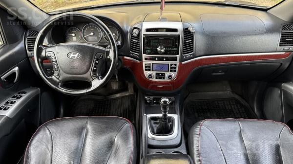 Black Hyundai Santa Fe 2006 in Rezekne, with an engine capacity of 2.20 L and mileage of 246 thousand km for 2950 €, photo 9 on AUTOMOTO.COM.LV