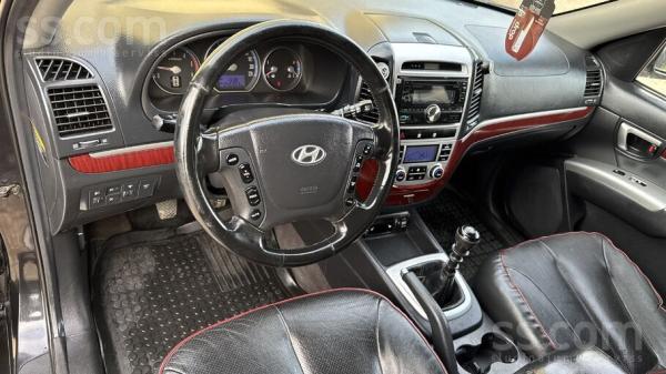 Black Hyundai Santa Fe 2006 in Rezekne, with an engine capacity of 2.20 L and mileage of 246 thousand km for 2950 €, photo 8 on AUTOMOTO.COM.LV
