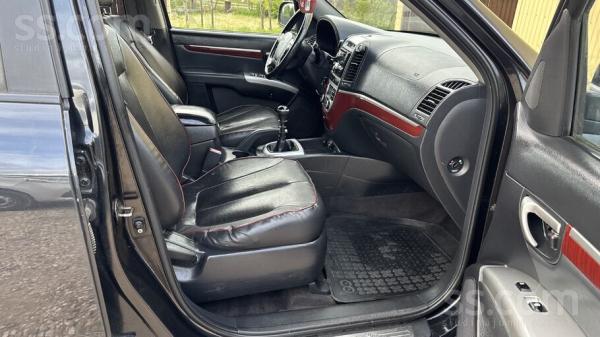 Black Hyundai Santa Fe 2006 in Rezekne, with an engine capacity of 2.20 L and mileage of 246 thousand km for 2950 €, photo 10 on AUTOMOTO.COM.LV