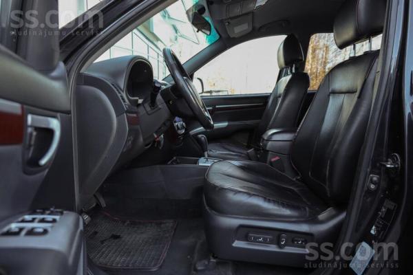 Black Hyundai Santa Fe 2006 in Riga, with an engine capacity of 2.20 L and mileage of 0 thousand km for 2995 €, photo 8 on AUTOMOTO.COM.LV