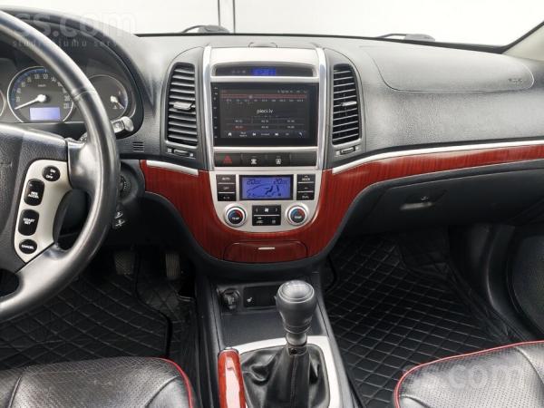 Black Hyundai Santa Fe 2006 in Riga, with an engine capacity of 2.20 L and mileage of 266 thousand km for 3650 €, photo 9 on AUTOMOTO.COM.LV