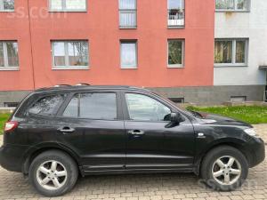 Black Hyundai Santa Fe 2006 in Riga, with an engine capacity of 2.20 L and mileage of 291 thousand km for 2900 €, photo 3 on AUTOMOTO.COM.LV