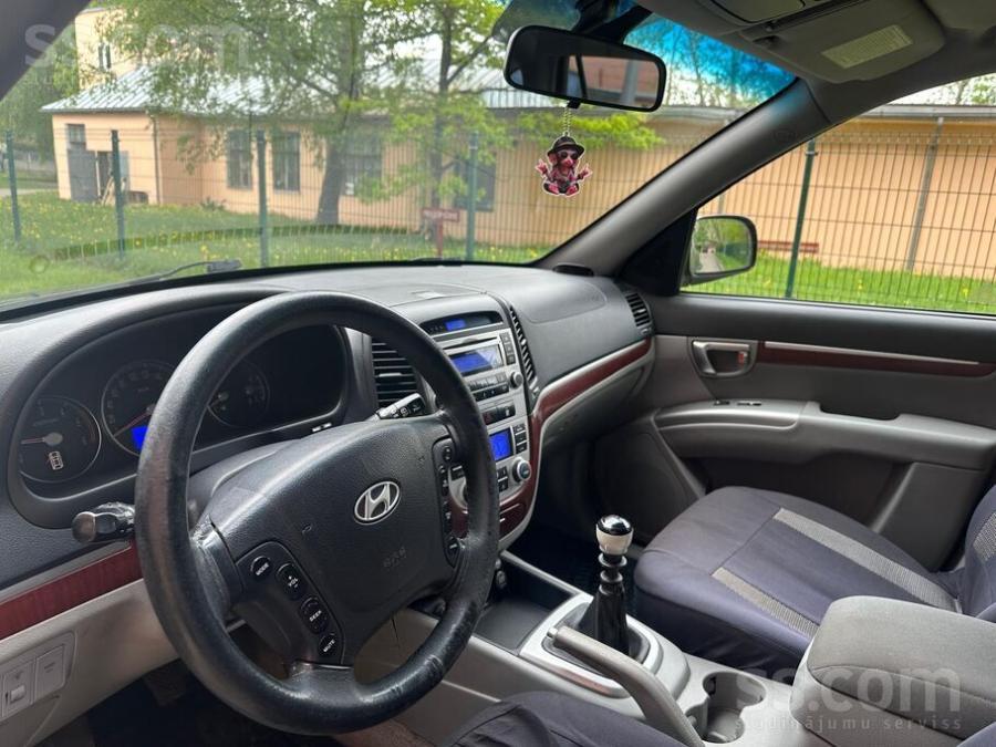 Black Hyundai Santa Fe 2006 in Riga, with an engine capacity of 2.20 L and mileage of 291 thousand km for 2900 €, photo 5 on AUTOMOTO.COM.LV
