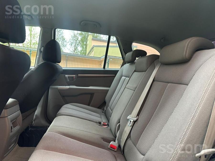 Black Hyundai Santa Fe 2006 in Riga, with an engine capacity of 2.20 L and mileage of 291 thousand km for 2900 €, photo 6 on AUTOMOTO.COM.LV