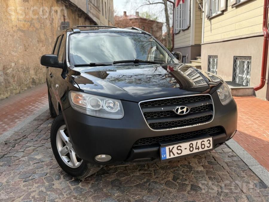Black Hyundai Santa Fe 2006 in Cesis, with an engine capacity of 2.20 L and mileage of 432 thousand km for 2290 €, photo 1 on AUTOMOTO.COM.LV
