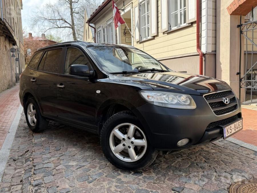 Black Hyundai Santa Fe 2006 in Cesis, with an engine capacity of 2.20 L and mileage of 432 thousand km for 2290 €, photo 3 on AUTOMOTO.COM.LV