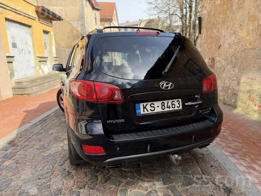 Black Hyundai Santa Fe 2006 in Cesis, with an engine capacity of 2.20 L and mileage of 432 thousand km for 2290 €, photo 4 on AUTOMOTO.COM.LV