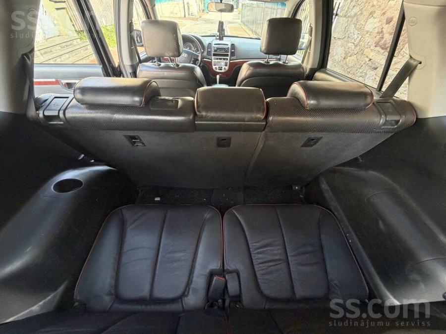 Black Hyundai Santa Fe 2006 in Cesis, with an engine capacity of 2.20 L and mileage of 432 thousand km for 2290 €, photo 15 on AUTOMOTO.COM.LV