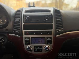 Black Hyundai Santa Fe 2006 in Cesis, with an engine capacity of 2.20 L and mileage of 432 thousand km for 2290 €, photo 21 on AUTOMOTO.COM.LV