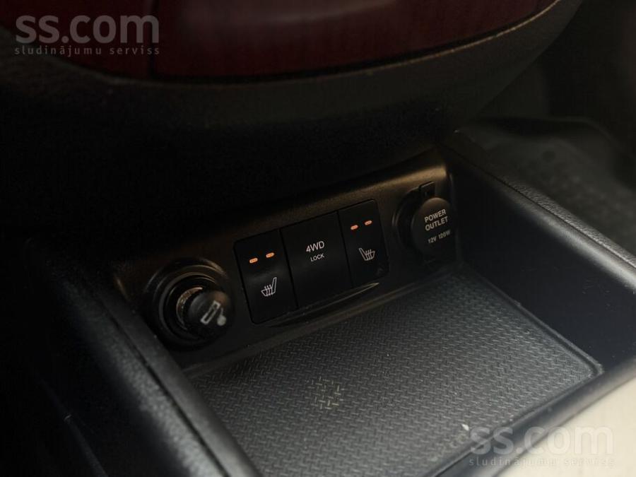 Black Hyundai Santa Fe 2006 in Cesis, with an engine capacity of 2.20 L and mileage of 432 thousand km for 2290 €, photo 27 on AUTOMOTO.COM.LV