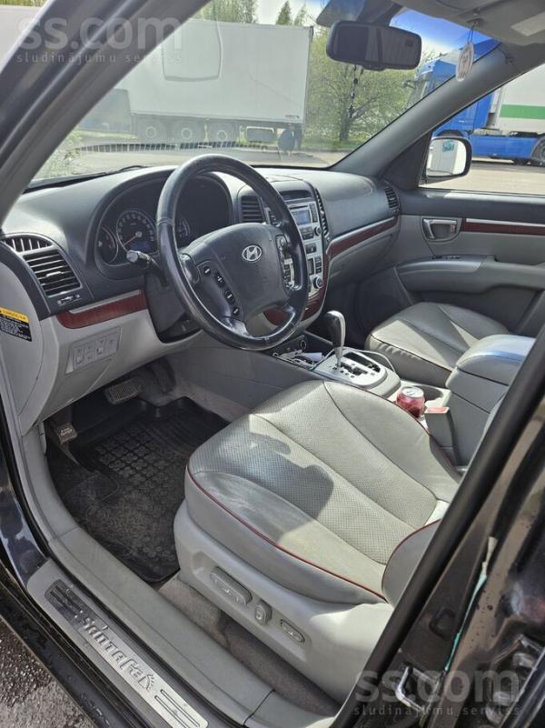 Black Hyundai Santa Fe 2006 in Riga, with an engine capacity of 2.20 L and mileage of 264 thousand km for 3600 €, photo 9 on AUTOMOTO.COM.LV