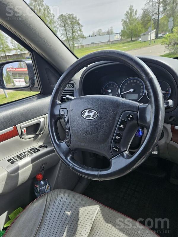 Black Hyundai Santa Fe 2006 in Riga, with an engine capacity of 2.20 L and mileage of 264 thousand km for 3600 €, photo 10 on AUTOMOTO.COM.LV